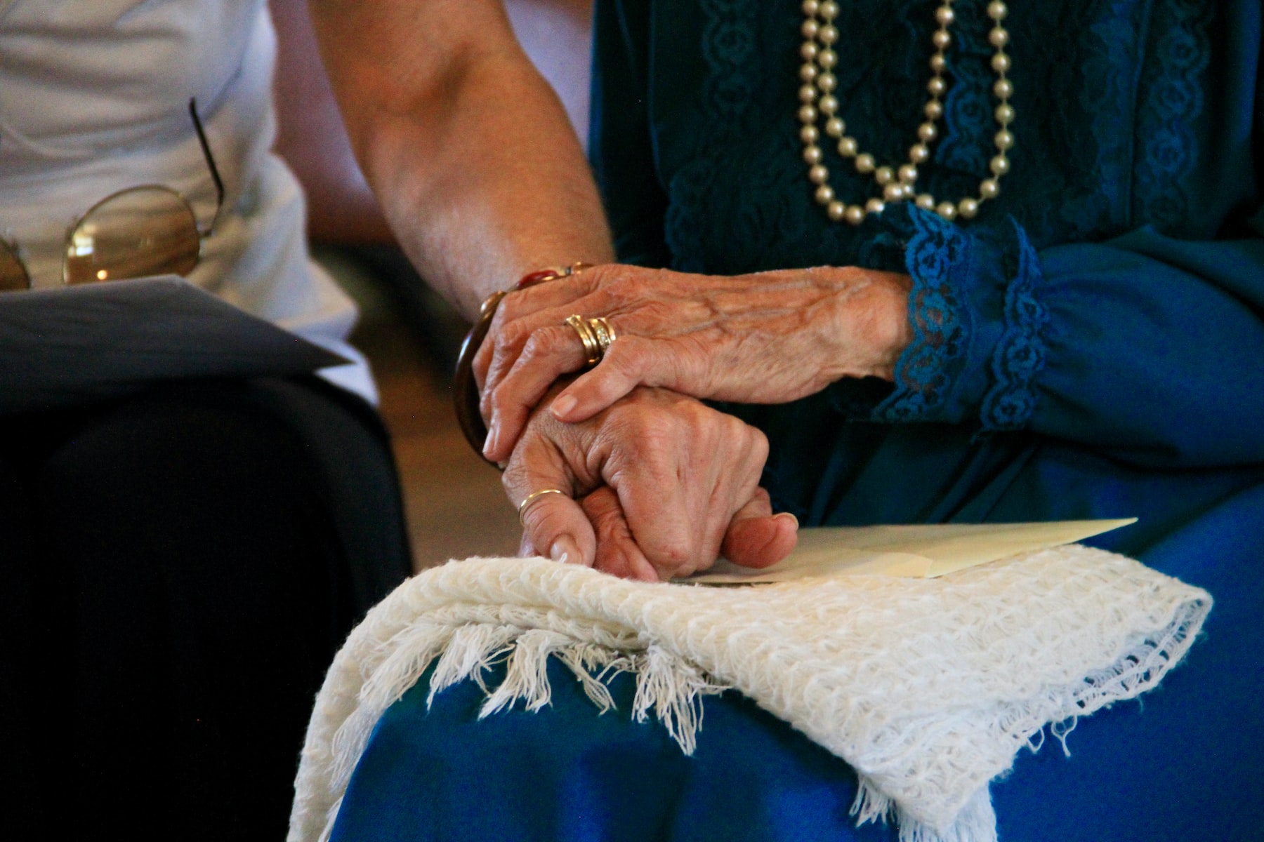 Contact Comfort: How Touch Can Help Us Feel Connected - ITS PSYCHOLOGY